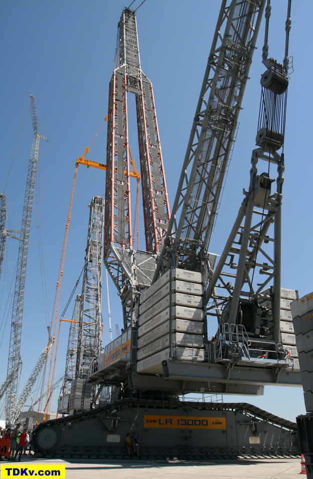 LR 13000: La grúa que es capaz de levantar tres grúas a la vez