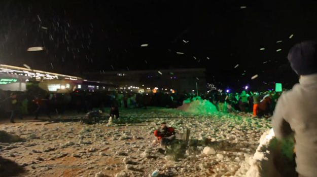 6.000 personas en la lucha de bolas de nieve más grande del mundo