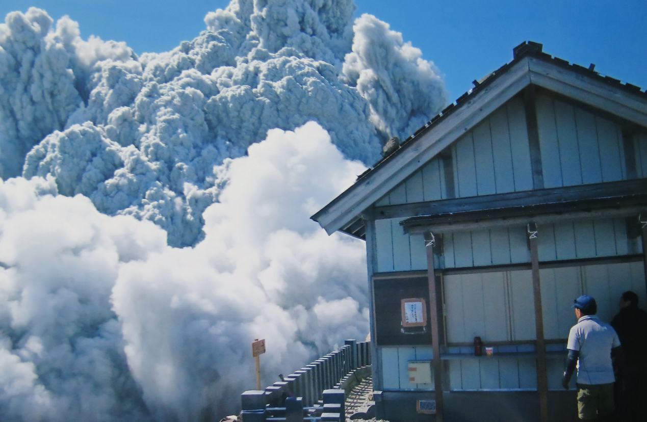 Fotografía sin editar de equipos de rescate en el Santuario del volcán ...
