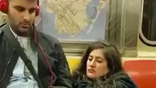Cuando Vas Tranquilamente En El Metro Y La Mujer De Al Lado Te Pide Ayuda Para Que La Masturbes