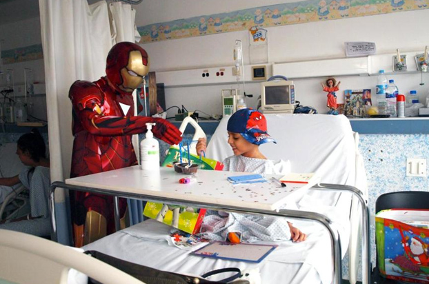 Un oncólogo pediátrico se disfraza de superhéroe a diario para atender ...