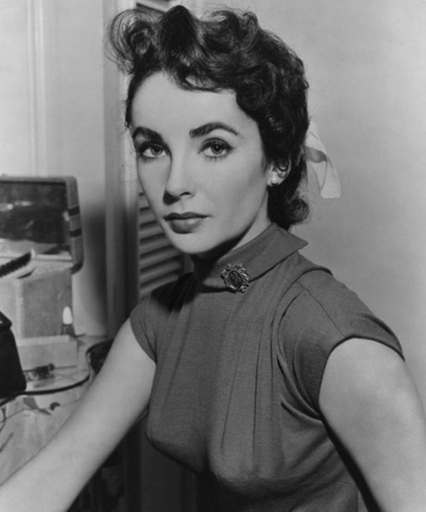 En los años 40 y 50 triunfaban los sujetadores torpedo, estas fotos te ...