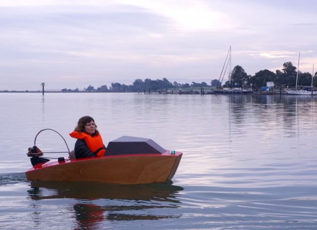 Construyen un mini barco y esta es la primera vez que lo prueban en el ...