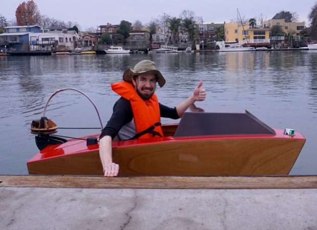 Construyen un mini barco y esta es la primera vez que lo prueban en el ...