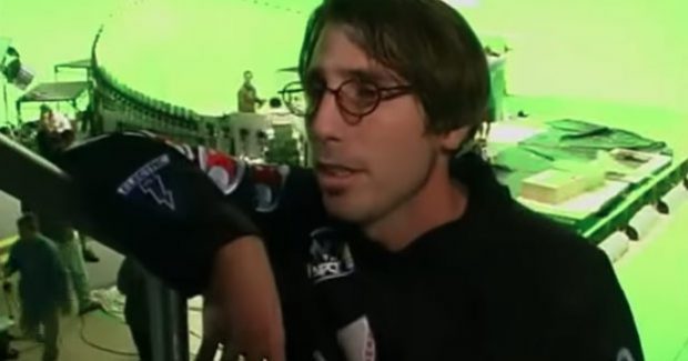 Así es cómo se rodó la escena de Neo esquivando las balas en Matrix ...