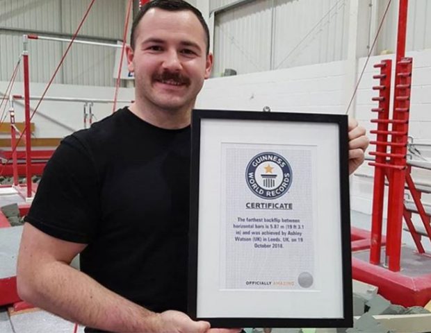 El gimnasta Ashley Watson consigue un récord Guinness haciendo un ...