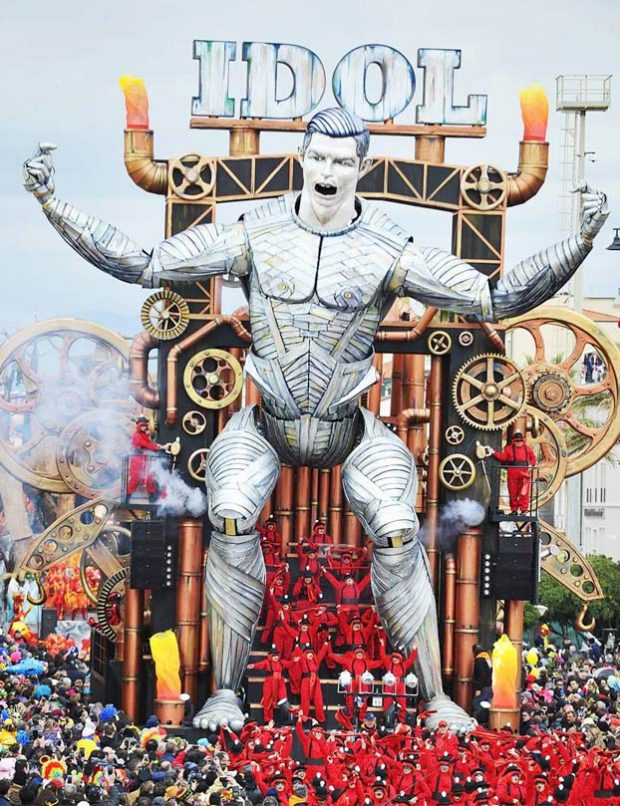 Un robot gigante de Cristiano Ronaldo se convierte en la estrella del ...