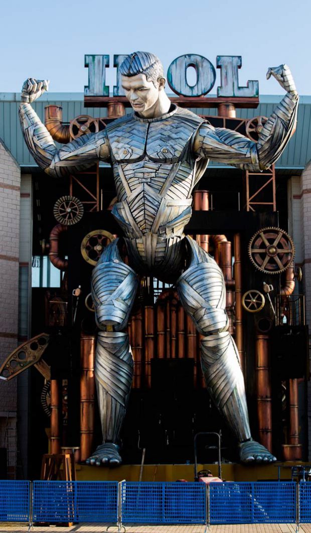 Un robot gigante de Cristiano Ronaldo se convierte en la estrella del ...