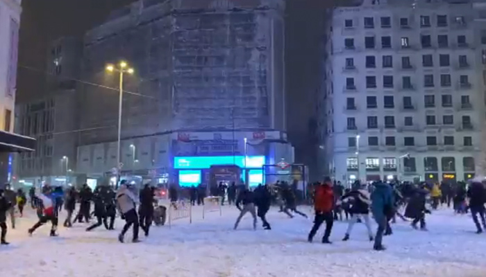 Guerra de bolas de nieve en Callao, anoche - miBrujula.com