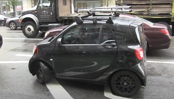 Shaquille O'Neal conduciendo su coche Smart en Nueva York - miBrujula.com