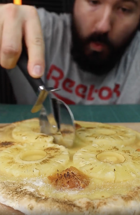 Una pizza en la que cada ingrediente tiene piña - miBrujula.com