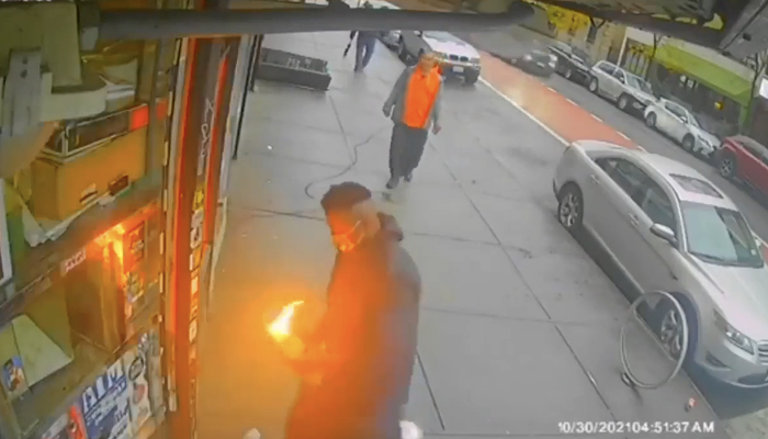 Lanza un cóctel molotov dentro de un local de Nueva York y se va ... Lanza un cóctel molotov dentro de un local de Nueva York y se va ...