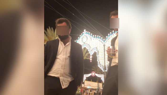 Dos hombres se quedan mirando fijamente a unas chicas en la Feria de ...