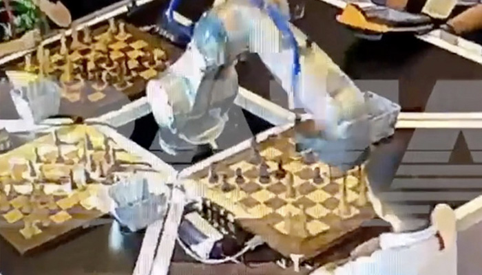 Un robot le rompe el dedo a un niño durante una partida de ajedrez ... Un robot le rompe el dedo a un niño durante una partida de ajedrez ...